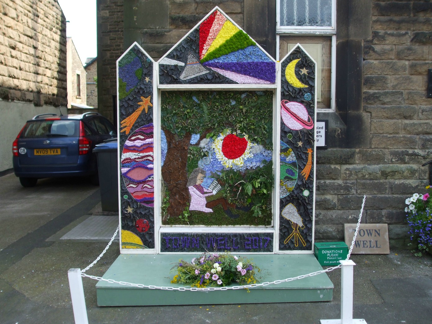Cahpel en le Frith well dressing 2 Sir Isaac Newton – Millie Thom