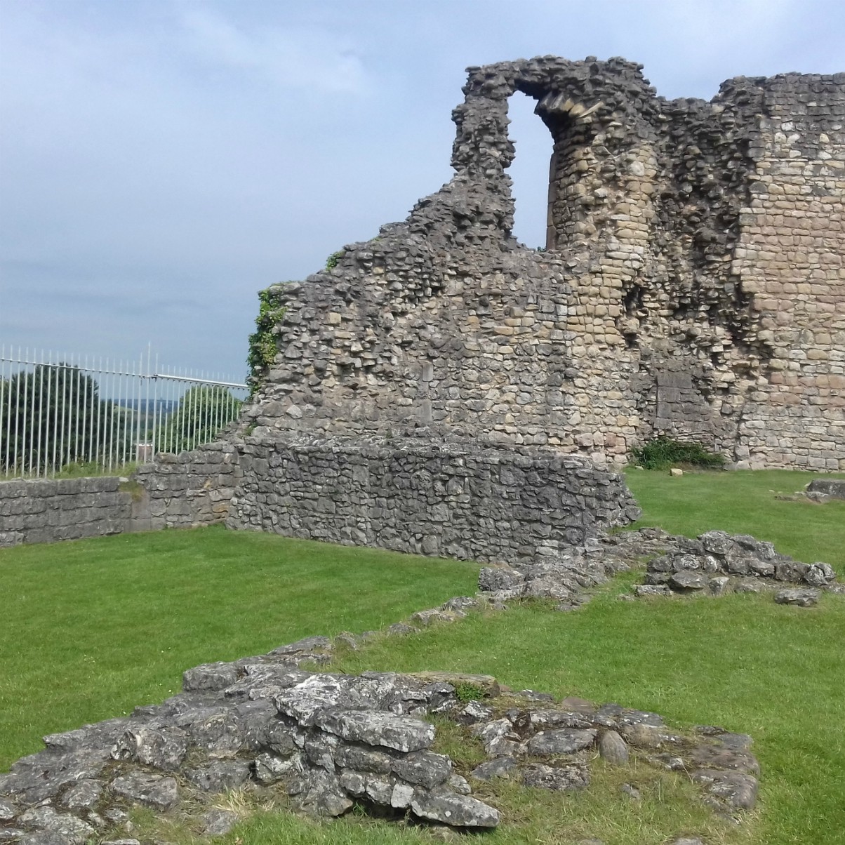 Crumbling wall around inner bailey 1 – Millie Thom